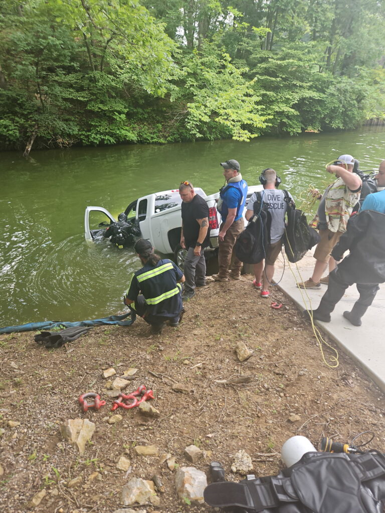 Truck Goes Down Embankment and Into Lake Sara Sunday - Effingham's News ...
